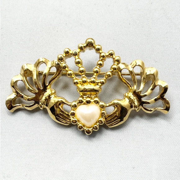 Avon | Jewelry | Vintage Avon Irish Hands Crown Heart Brooch Pin | Poshmark
